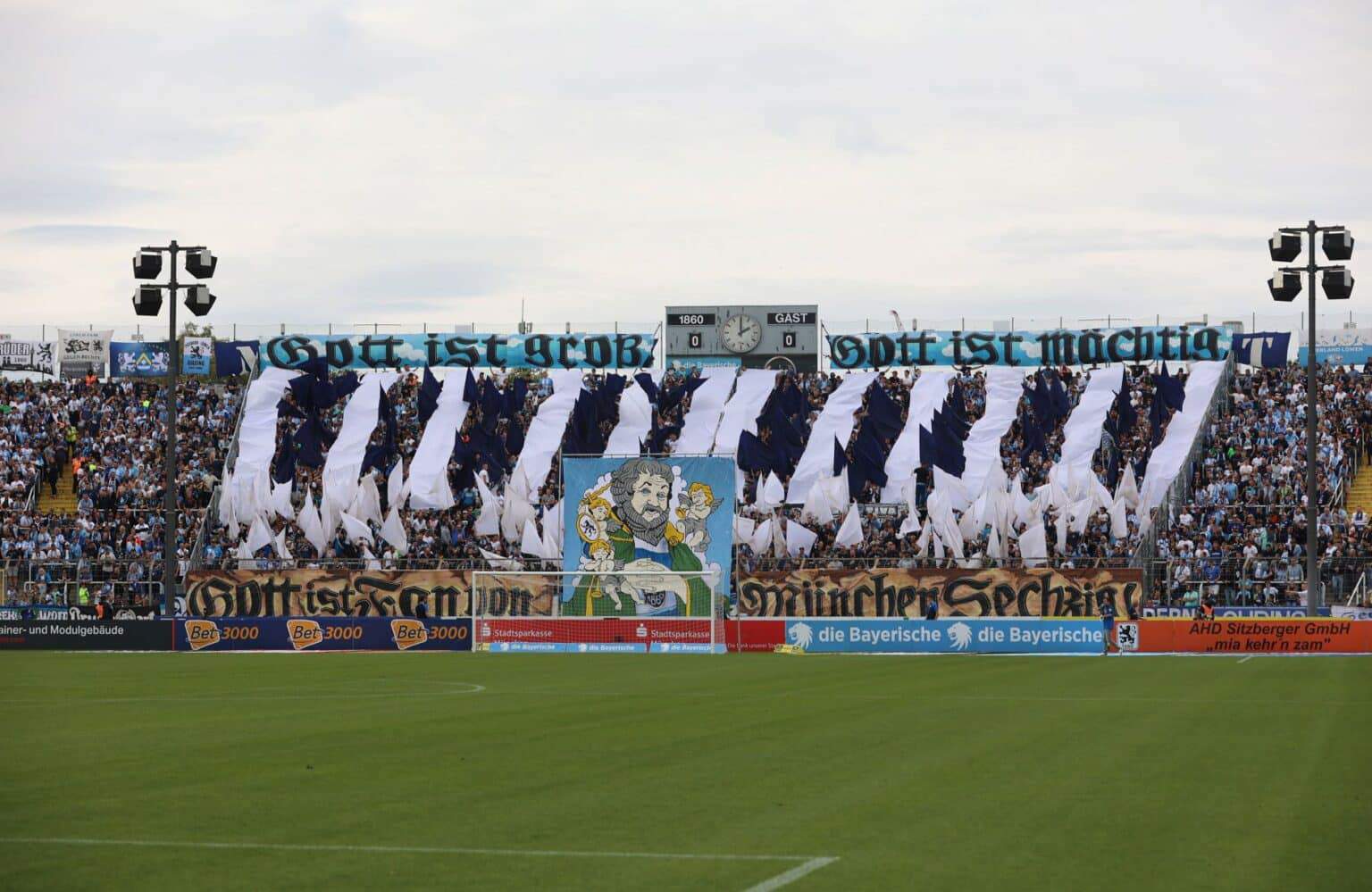 "Gott ist groß, Gott ist mächtig, Gott ist Fan von München Sechzig!"
